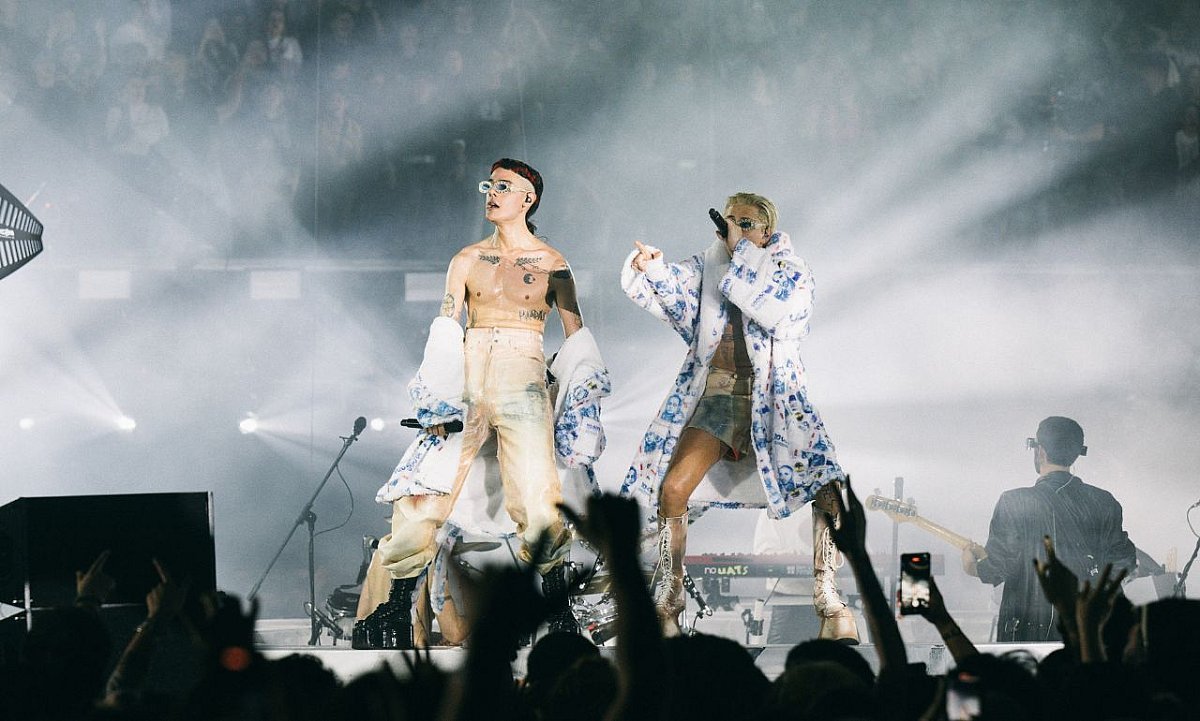 CA7RIEL y Paco Amoroso, en The Tonight Show de Jimmy Fallon - Billboard ...